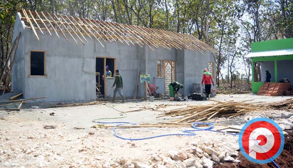 Reng Atap Rumah Isolasi Sudah Pada Tahap Pemasangan – PETISI.CO