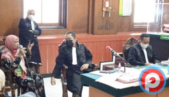 Penipuan Jual Beli Rumah, Notaris Eny Wahyuni Terpojok Pengunjung Bersorak – PETISI.CO