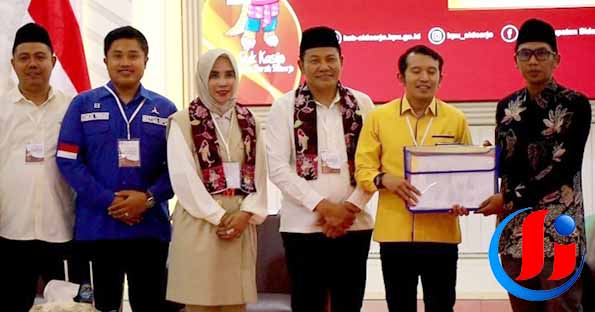 Dikawal Ribuan Simpatisan, Subandi-Mimik Daftar ke KPU Sidoarjo – PETISI.CO